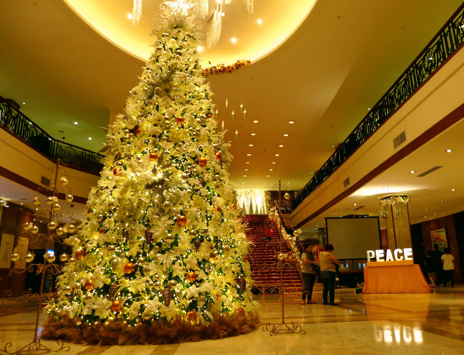 Marco Polo Plaza Cebu lights up Tree of Hope